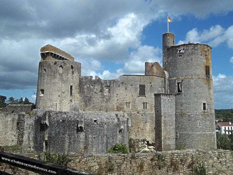 Chateau de CLISSON : photos et histoire du chateau fort de Clisson