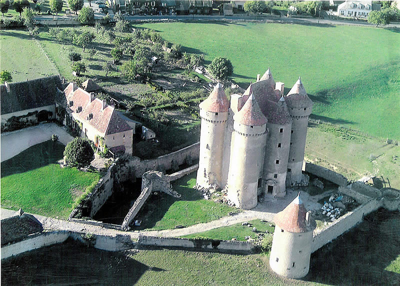 Le Chateau de SARZAY, photos et histoire du chateau fort de Sarzay