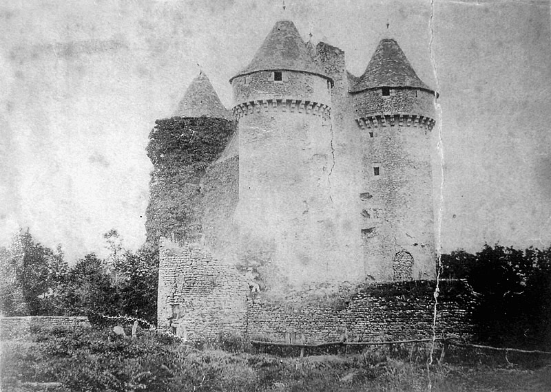 Le Chateau de SARZAY, photos et histoire du chateau fort de Sarzay