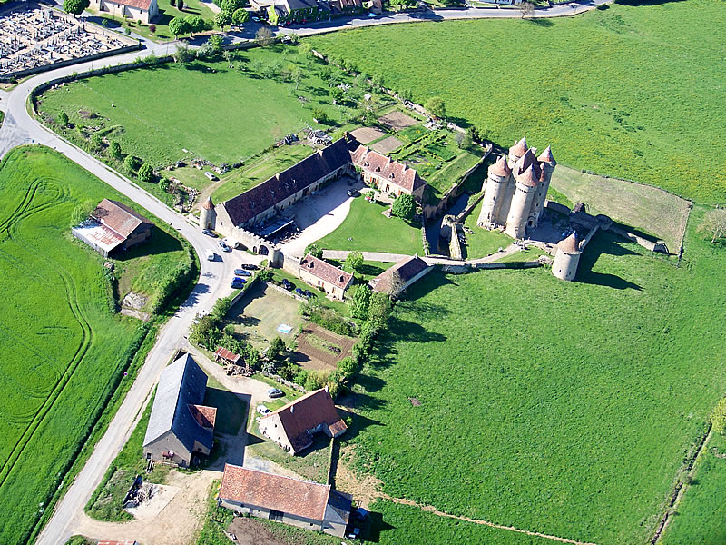 Le Chateau de SARZAY, photos et histoire du chateau fort de Sarzay